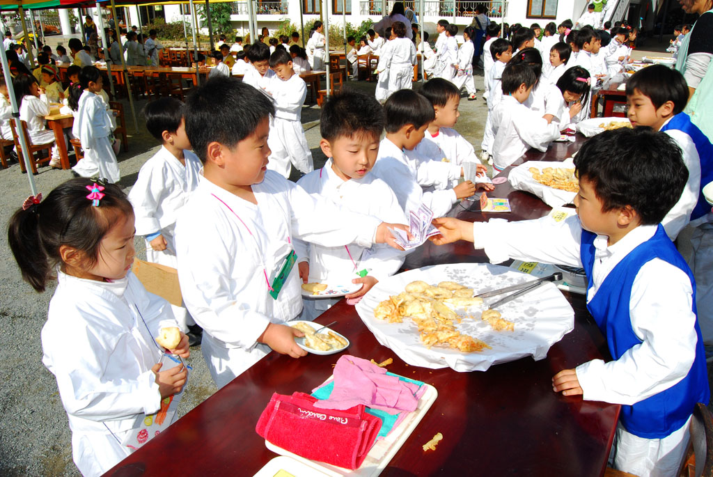 TPHOLIC - 자유게시판 - 오늘 유치원은 시장놀이~