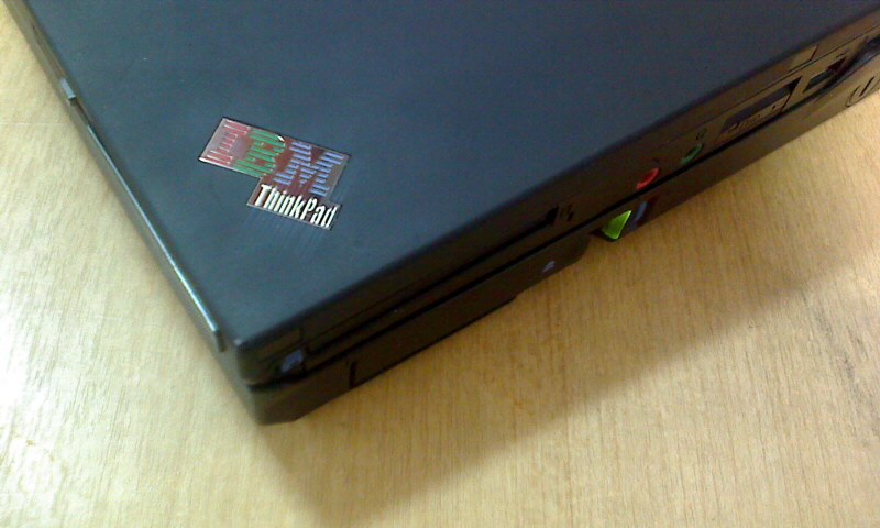 TPHOLIC - 자유게시판 - 금일 저의 어여쁜 x40 양에게 블랙메탈 스티커를 붙여 줬습니다.