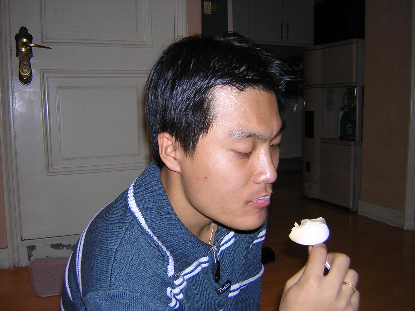 TPHOLIC - 자유게시판 - 맛뵈기... (찰떡아이스를 먹는 만돌군)