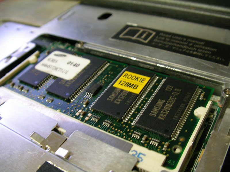 TPHOLIC - 유저Think갤러리 - Thinkpad i1124 온보드 램 제거....